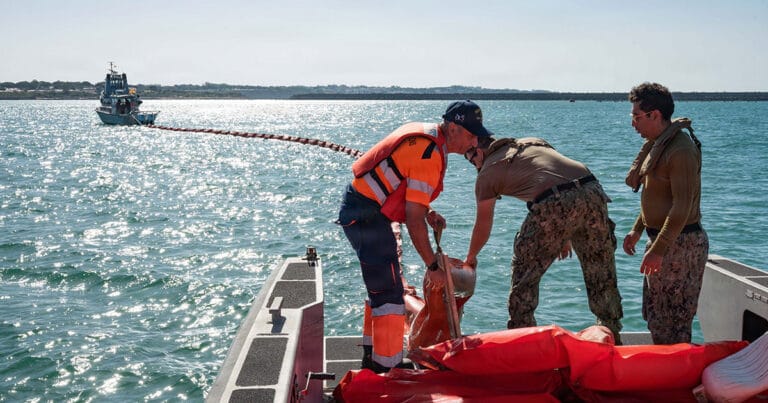 US Navy And Spanish Armada Conduct Bilateral Oil Spill Response ...
